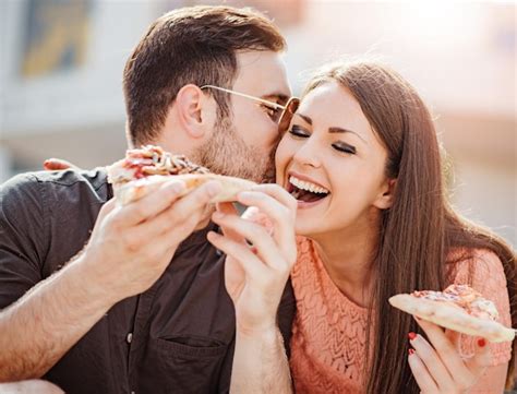 Premium Photo Couple Eating Pizza
