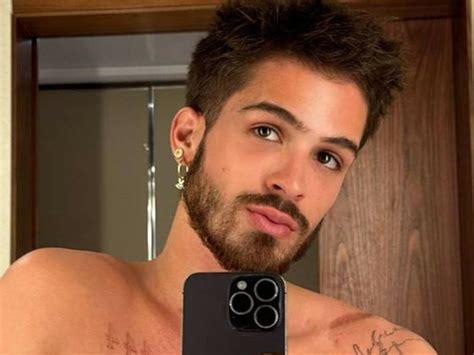 João Guilherme posa sem camisa e atiça fãs Que homem gostoso