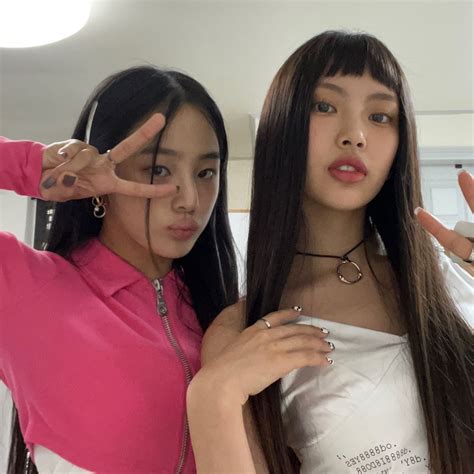 Minji Hyein Selca Icon Kpop New Jeans Pfp Kpop Kpopicons Beauty