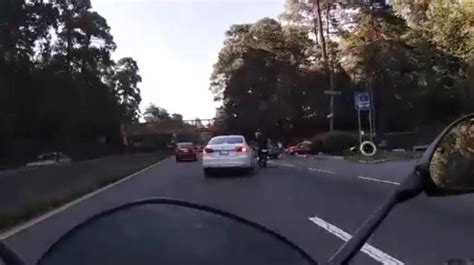 VIDEO Conductor acelera y embiste a un motociclista en la México