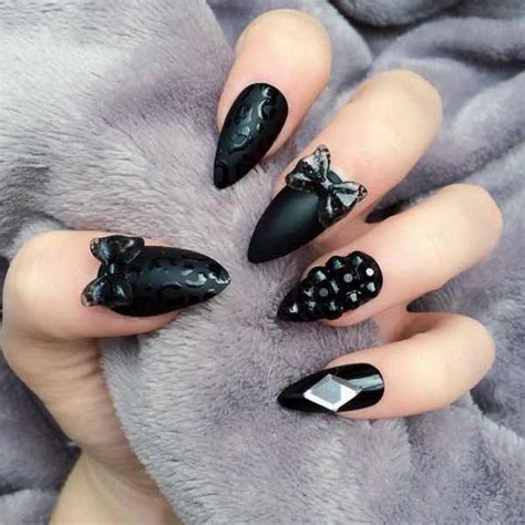 37 Mejores Diseños de Uñas en Negro que te van a Encantar