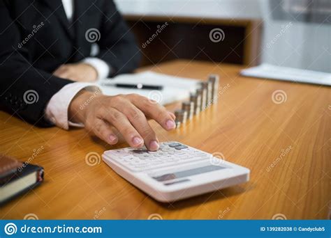 Los Hombres De Negocios Calculan El Rendimiento Empresarial De Los