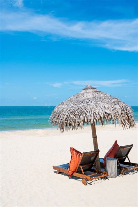 Duas Cadeiras Sob O Parasol Na Praia Tropical Imagem De Stock Imagem