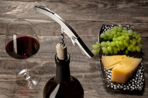 Uma Garrafa E Um Copo De Vinho Tinto Frutas Em Mesa De Madeira