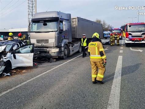 Tragiczny wypadek Mercedes wbił się w ciężarówkę
