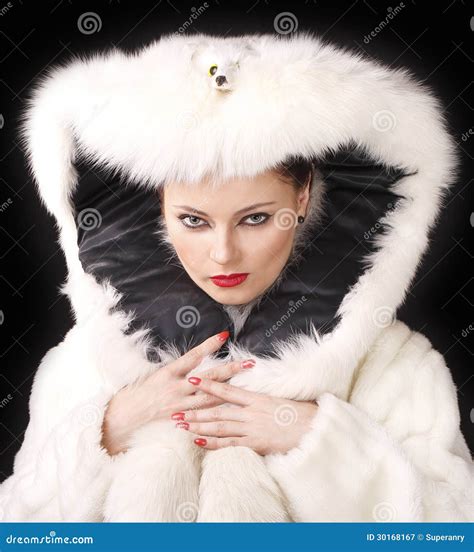 Jeune Fille Dans Un Manteau De Fourrure Image Stock Image Du Beau