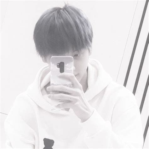 Pin by 𓂃 𝘁𐔤u on ៹ icon s ໑ Mirror selfie Selfie