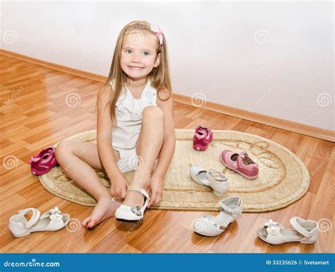 La Petite Fille Mignonne Met Ses Chaussures Photo Stock Image Du
