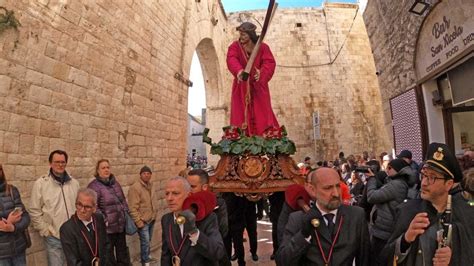 Bari la processione dei misteri attraversa le strade della città tra