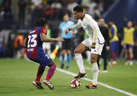 Real Madrid Thrash Old Rivals Barcelona 4 1 To Win Super Cup Reuters