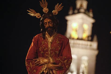 Rezo del solemne Vía Crucis con la imagen de Nuestro Padre Jesús