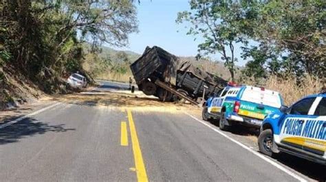 Carreta Tomba E Milho Se Espalha Pela Pista Na GO 213 Perto De Caldas