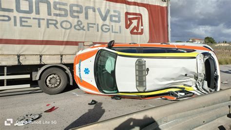 Mazara Auto Si Ribalta All Ingresso Dell A29 Dopo Lo Scontro Con Un