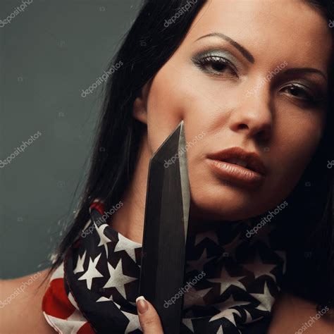 Retrato De Chica Sexy En Topless Con Arma Y Bandera Americana