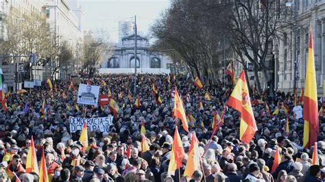 Una multitudinaria movilización en Cibeles pide la dimisión del