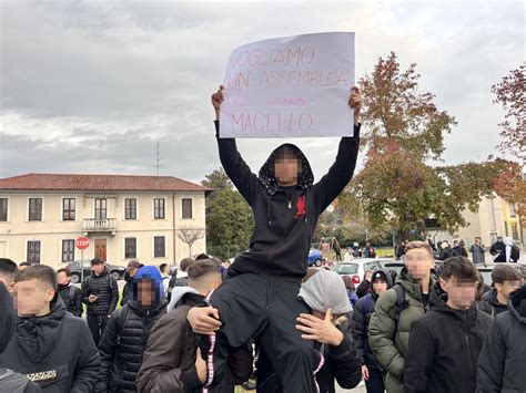 Magenta Studenti In Protesta All Ipsia Da Vinci Per Chiedere Maggiore