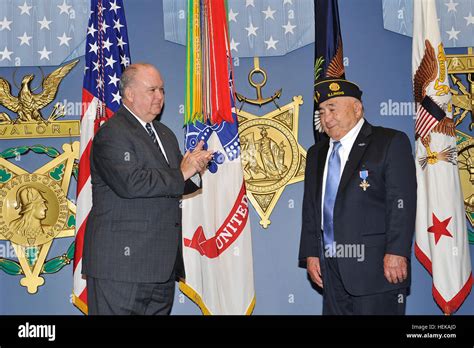 El Honorable Joseph W Westphal Subsecretario del Ejército izquierda