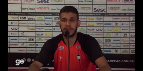 Atacante do River PI trava em coletiva e sofre zoação do próprio