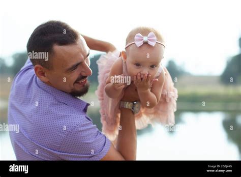 Papa joue avec sa fille Banque de photographies et dimages à haute