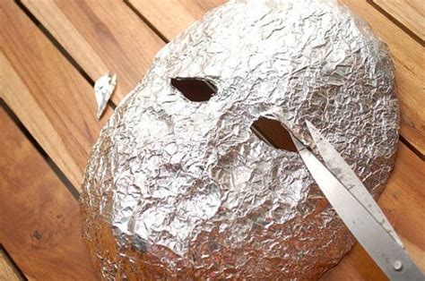 Cómo hacer una máscara de papel aluminio 9 pasos