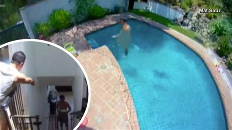 VÍDEO Homem nu invade casa mata animais e é preso nos Estados Unidos