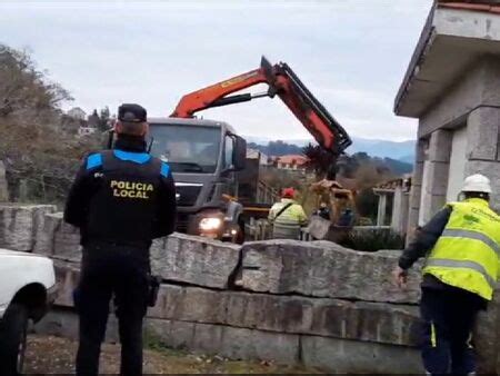 Derriban El Muro De La Discordia En Tui Pontevedra