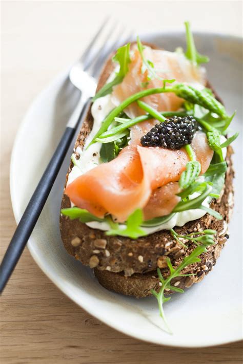 Recette tartines de saumon fumé sauvage et caviar Cuisine Madame Figaro