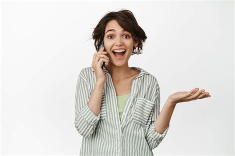 Une Jeune Femme Heureuse Re Oit Un Appel T L Phonique Parle Sur Son