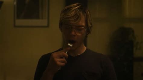 Série que contará crimes de serial killer Jeffrey Dahmer ganha 1º trailer
