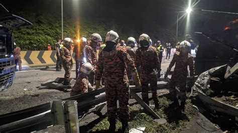 BERNAMA On Twitter Seorang Pemandu Treler Membawa Muatan Sampah Maut