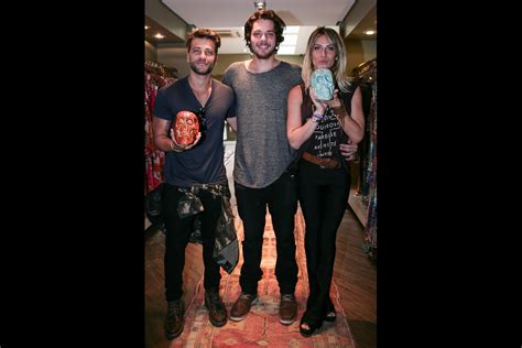 Foto Bruno Gagliasso Posa Caveira Em Evento Acompanhado Da Mulher