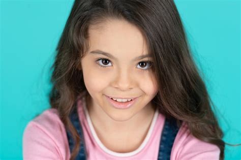 Retrato de sonriente adolescente niña en plano de fondo foto