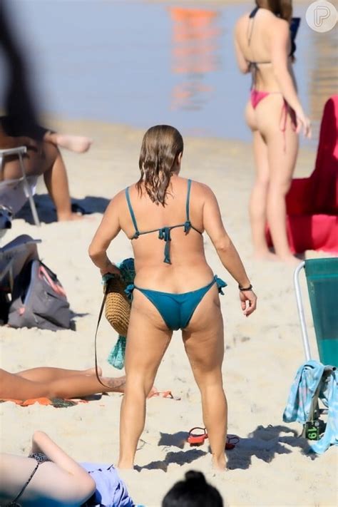 Cissa Guimar Es Exibe Corp O Em Biqu Ni De Lacinho E Curte Praia No Rio