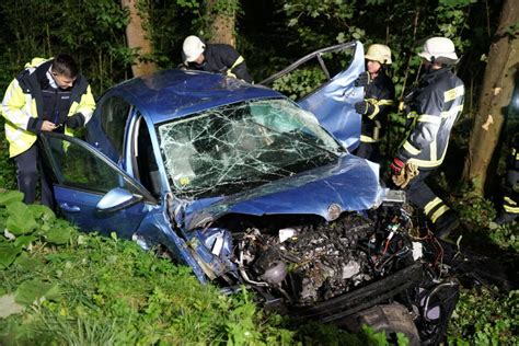 Heftiger Unfall in Göppingen Skoda überschlägt sich Fahrer schwer
