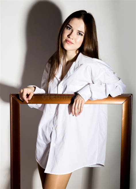 Fille Nue Dans Une Chemise Blanche Du S D Homme Avec Des Lunettes De