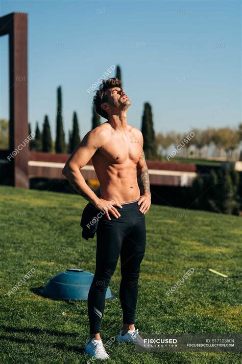 Atleta Masculino Muscular Con El Torso Desnudo Y Las Manos En Las
