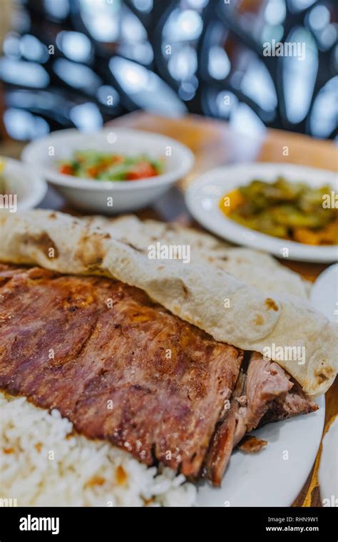 Türkische Döner Kebab Shawarma oder Gyros mit Reis Salat und Ayran