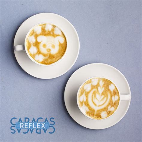 Una foto de unos café posando su arte latte dentro de nuestro set