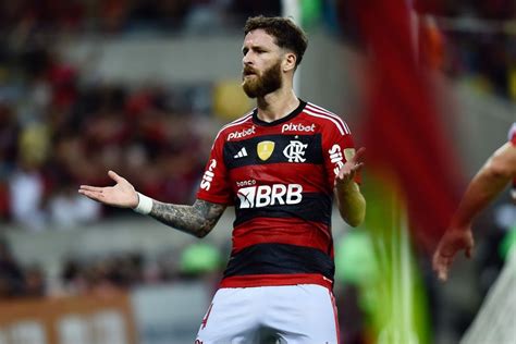 Zagueiro Léo Pereira vibra temporada artilheira no Flamengo