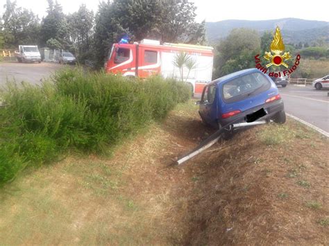 Incidente Auto Finisce Fuori Strada