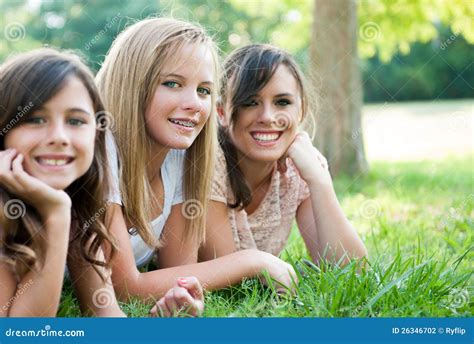 Trois Jeunes Filles S Asseyant Dans L Herbe Photo Stock Image Du