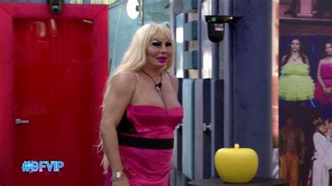 Elenoire Ferruzzi Al GF Vip 7 Le Esce Il Seno Da Fuori Il Video