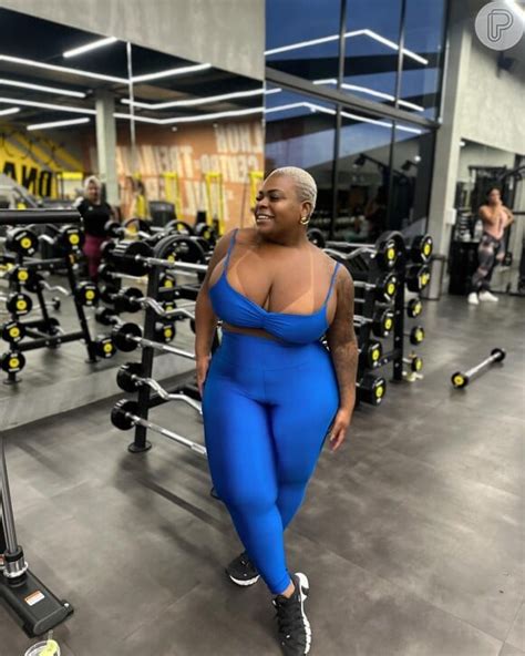 Jojo Todynho deixa parte dos seios à mostra em look coladinho na