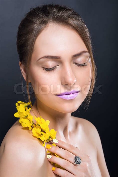 lose Portrait schöne nackte Mädchen mit hellen Make up und Blumen