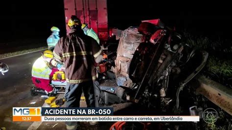 Vídeo Acidente entre carro e carreta mata duas pessoas na BR 050 MG1