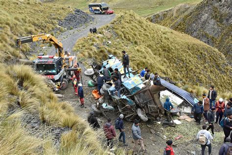 Al menos 12 muertos y 26 heridos tras despeñarse un autobús en Bolivia