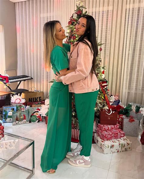 Camilly Victoria Filha De Carla Perez E Xanddy Completa Um Ano De