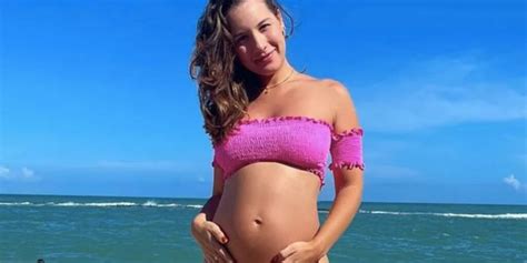 Ex de Gabriel Diniz mostra barriga de grávida Roberta se assume