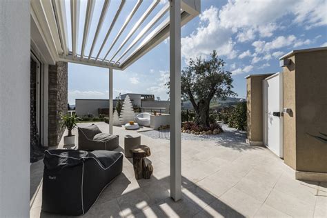 Pergola bioclimatica Alba bellezza e semplicità per un outdoor dove il