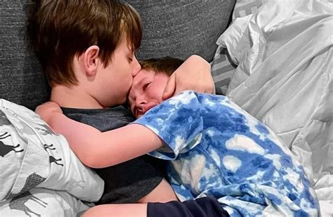 Un abrazo que recorre el mundo tiene cáncer terminal y pidió ser él